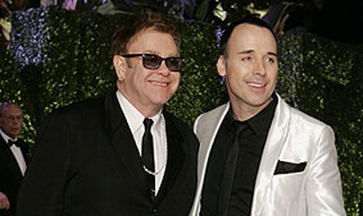 Elton John y su esposo David Furnish se convierten en padres - Primera Hora