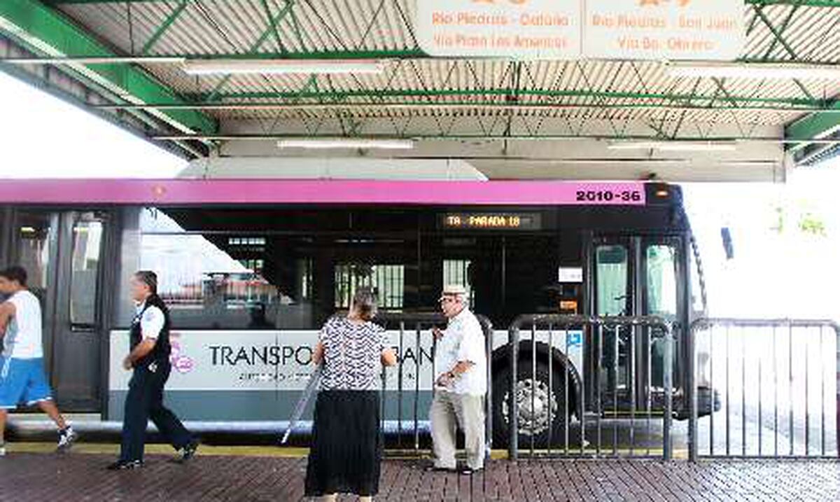 Felices los usuarios de la AMA al reanudarse el servicio de guaguas ...