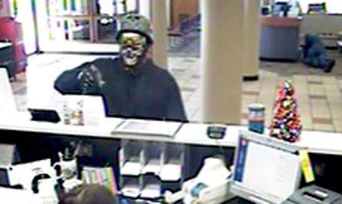 Buscan a hombre que robó banco en Río Piedras - Primera Hora