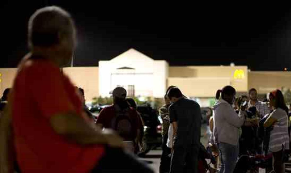 Esperan por entrar a Walmart de Ponce - Primera Hora
