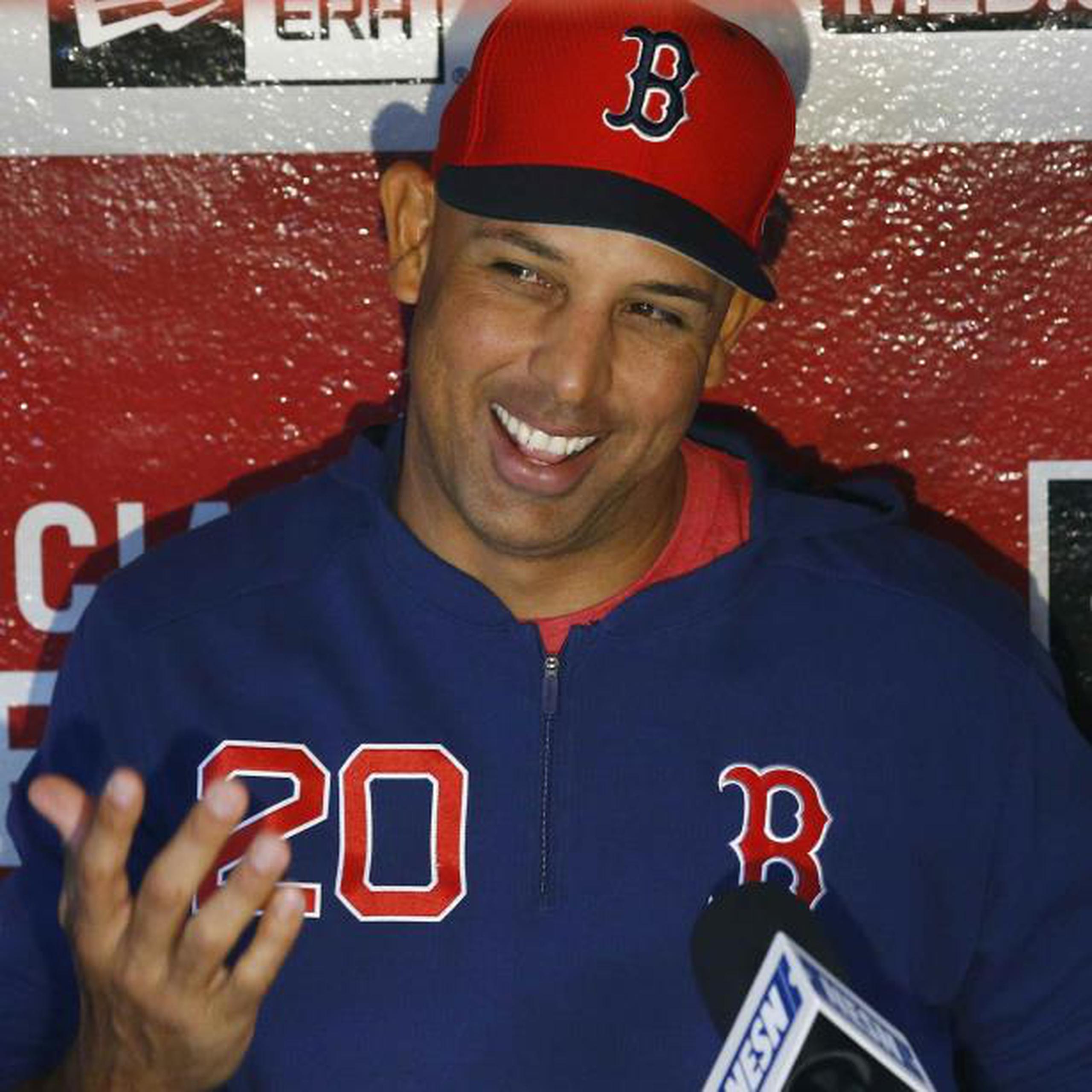 Alex Cora recibe su sortija de campeón al son de "Preciosa" - Primera Hora
