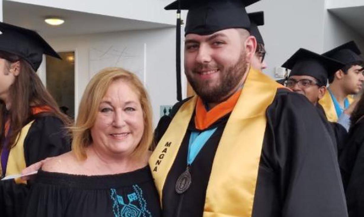 Se gradúa el hijo de Susan Soltero - Primera Hora