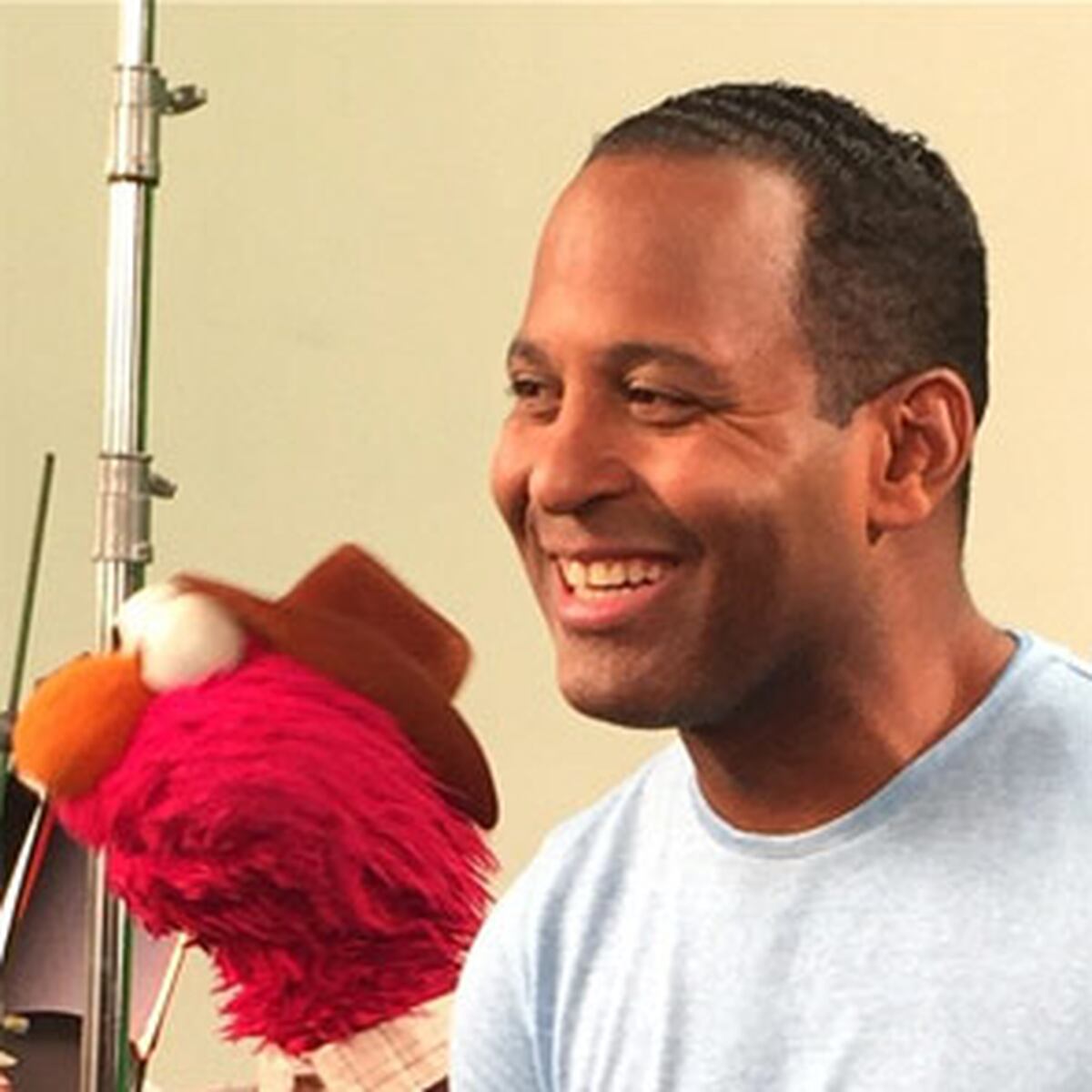 Tony Dandrades divertido al grabar junto a Elmo - Primera Hora