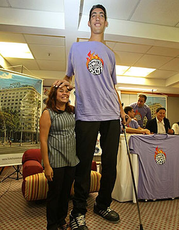 Hombre más alto del mundo, con 7.8 pies, asegura que no quiere crecer ...