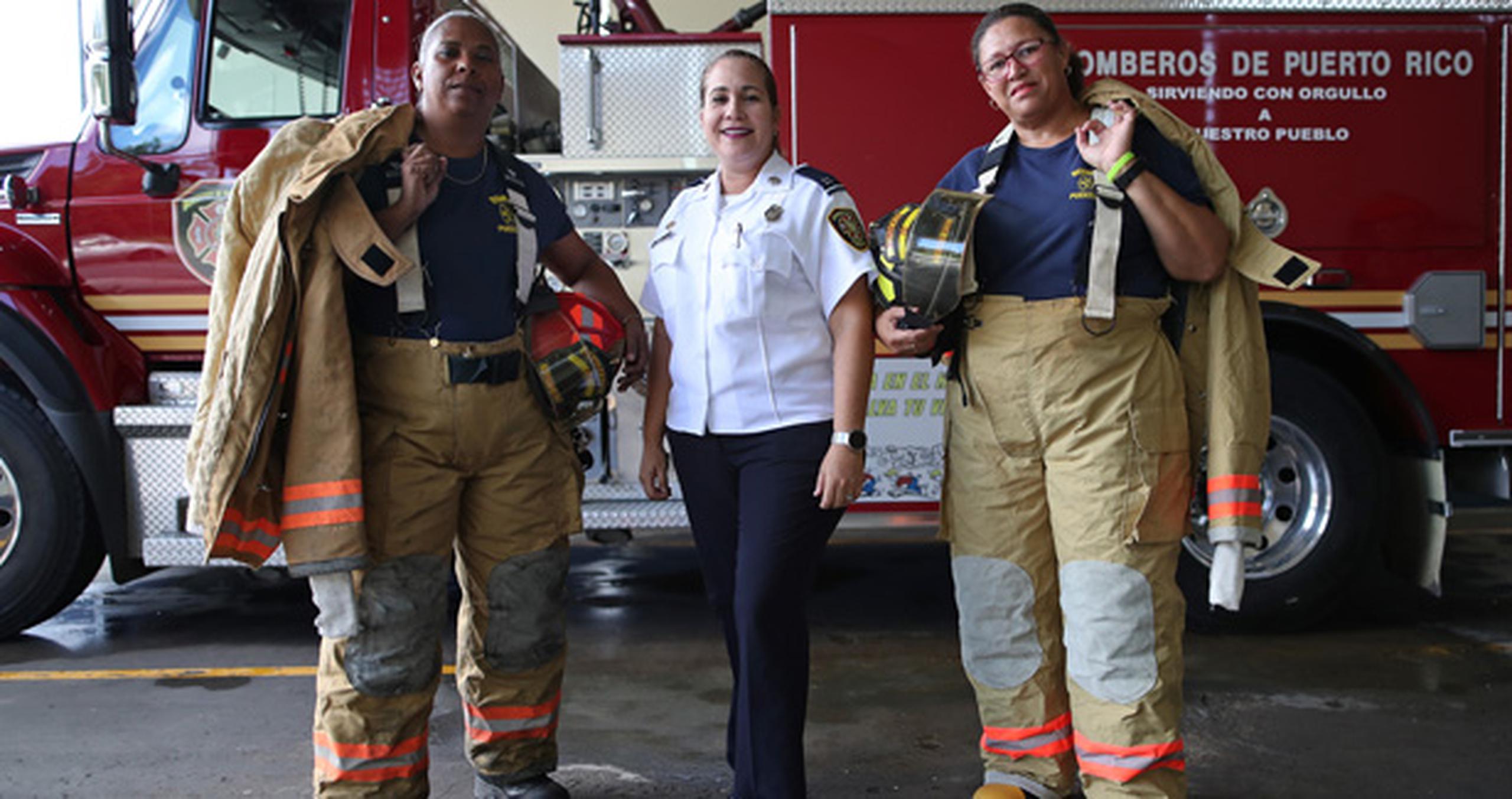 Bomberas orgullosas de su uniforme - Primera Hora