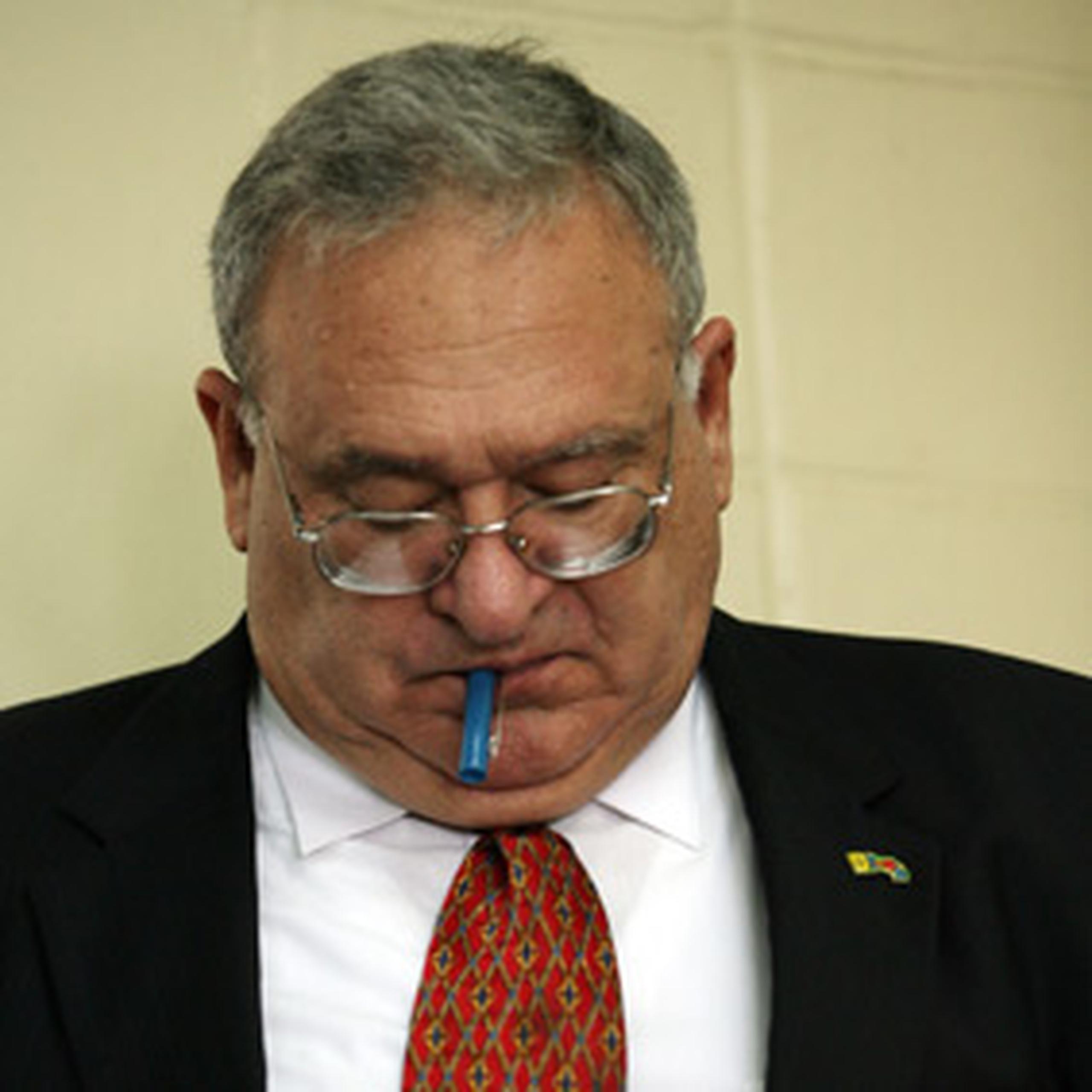 Carlos Chardón seguirá con el mismo sueldo - Primera Hora