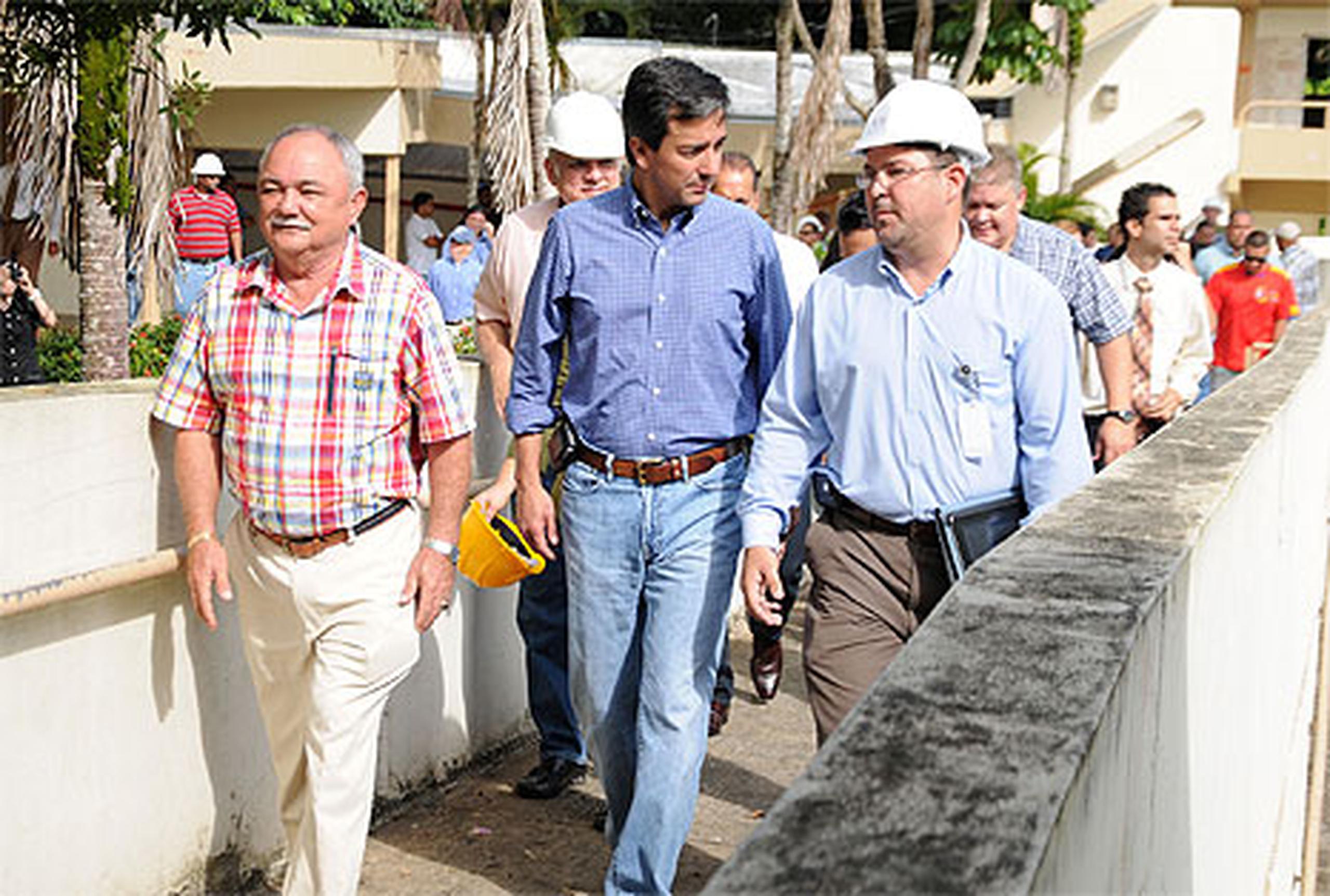 Fortuño inspecciona proyectos de infraestructura en Juncos - Primera Hora