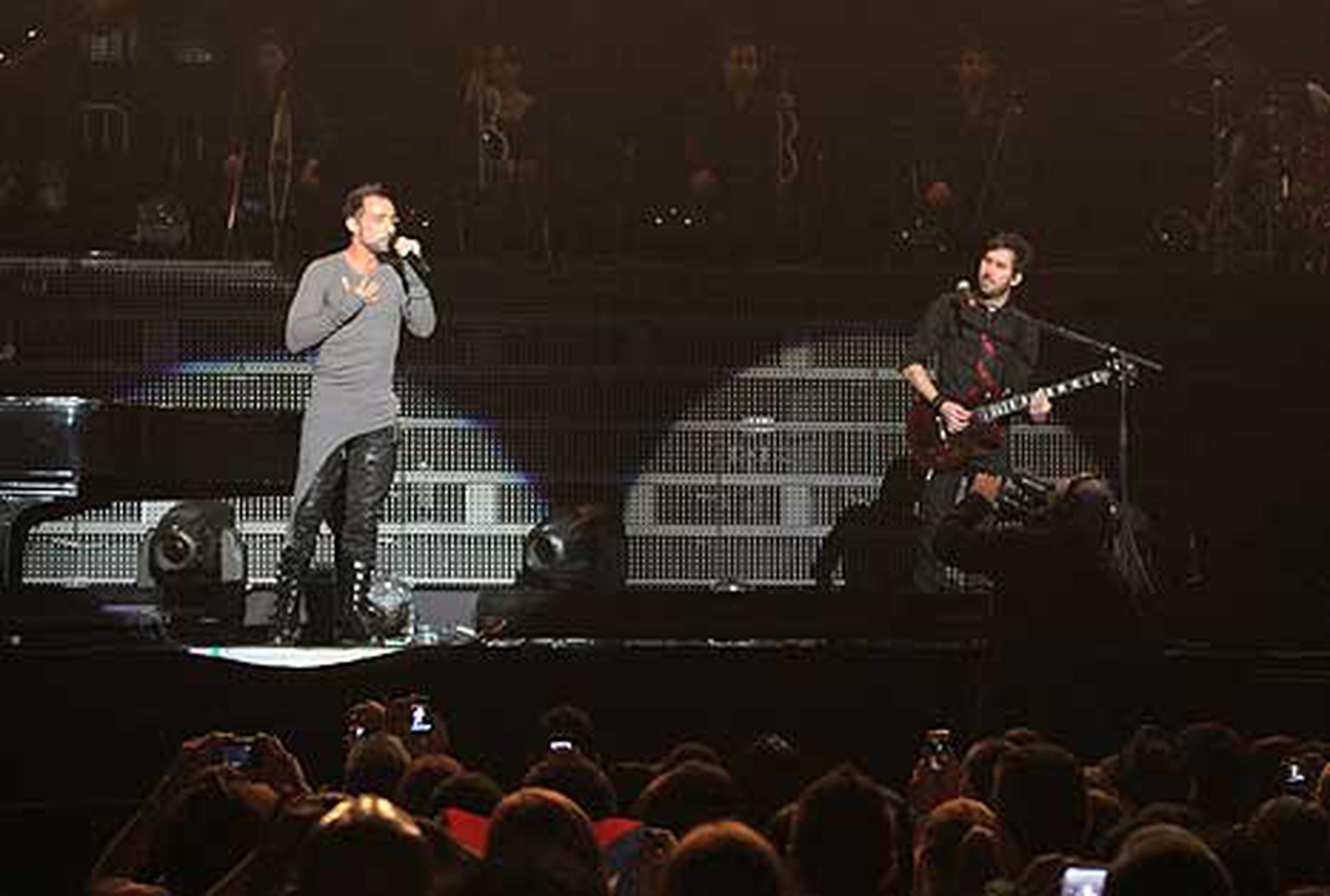 Mario Domm cobra protagonismo en el concierto de Camila - Primera Hora