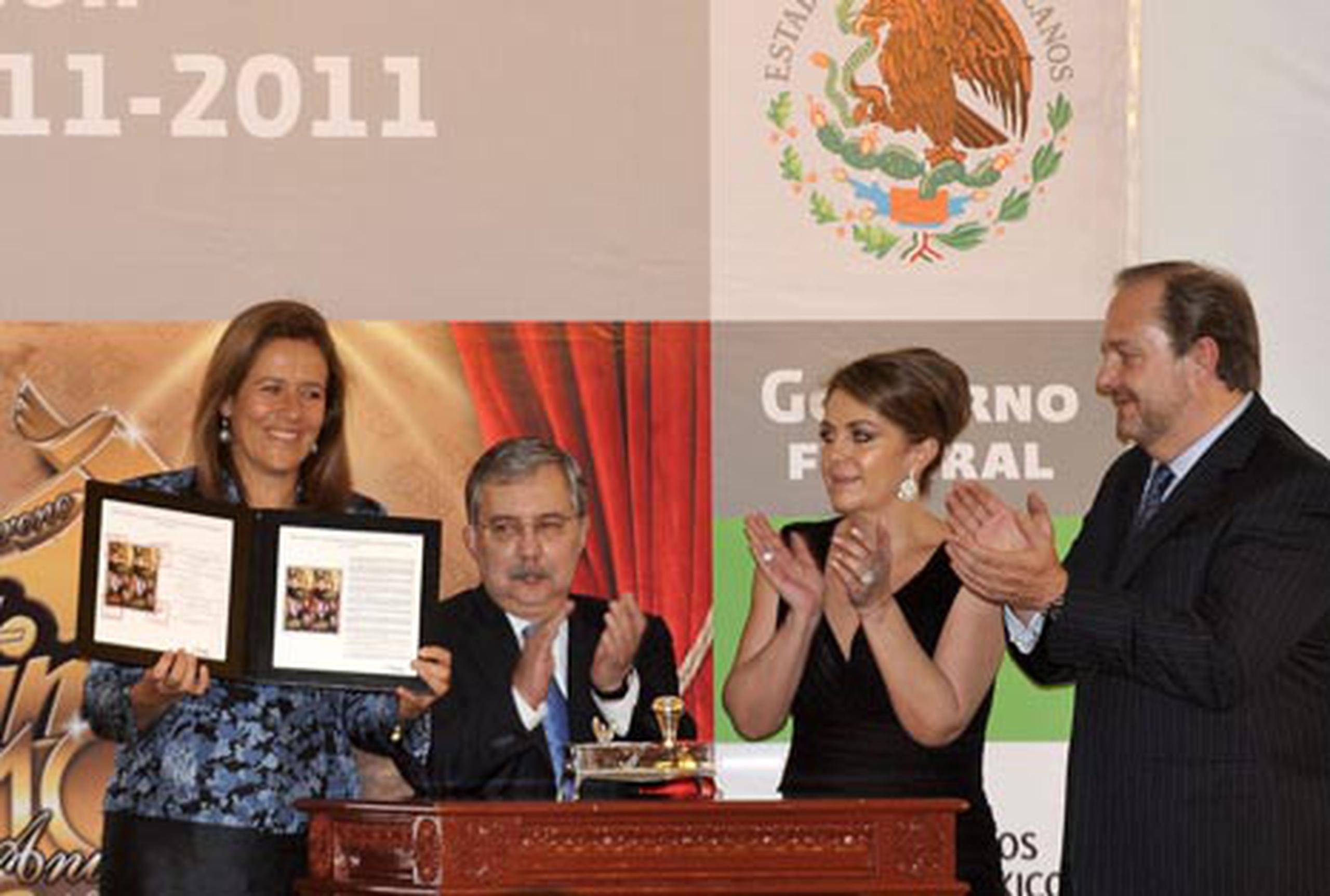 Decenas de personas visitan la tumba del hombre que dio vida a ...