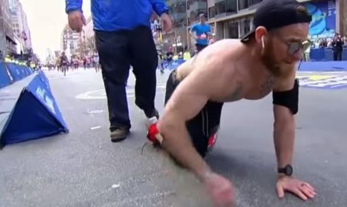 Inspirador momento en que adolorido veterano termina gateando el ...