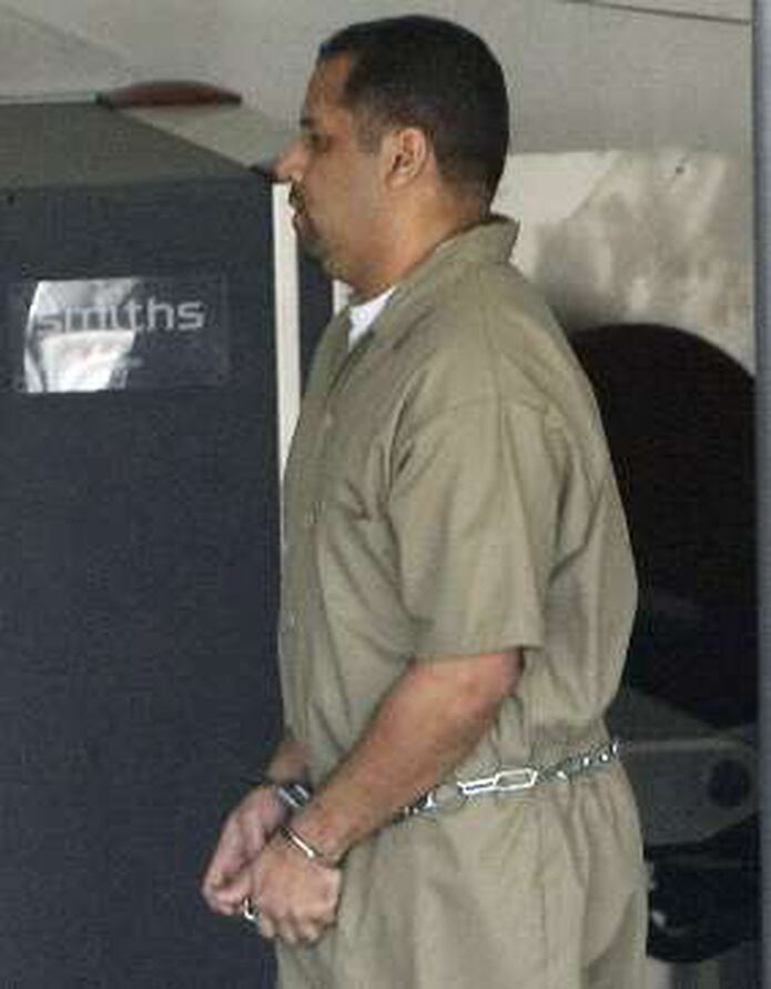 “El Bóster” llega al tribunal bien vestido y calladito - Primera Hora