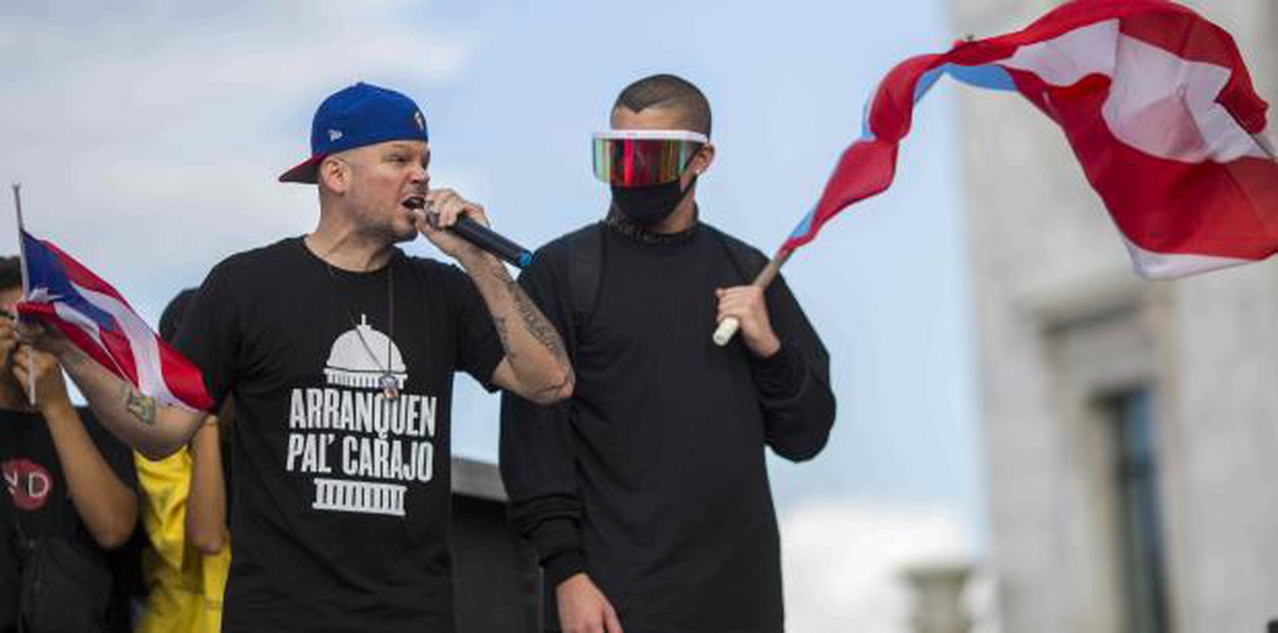 Bad Bunny y Residente en la protesta anoche en La Fortaleza - Primera Hora