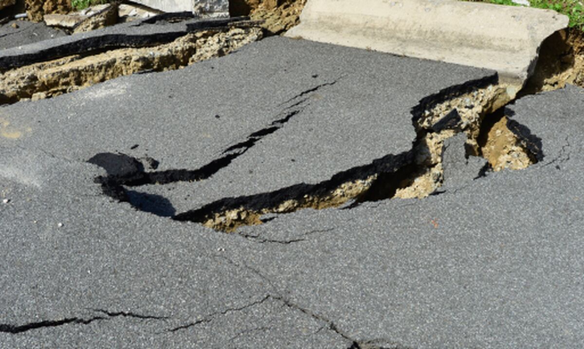 Curiosos llegan a ver impresionante hundimiento de terreno en Ceiba ...
