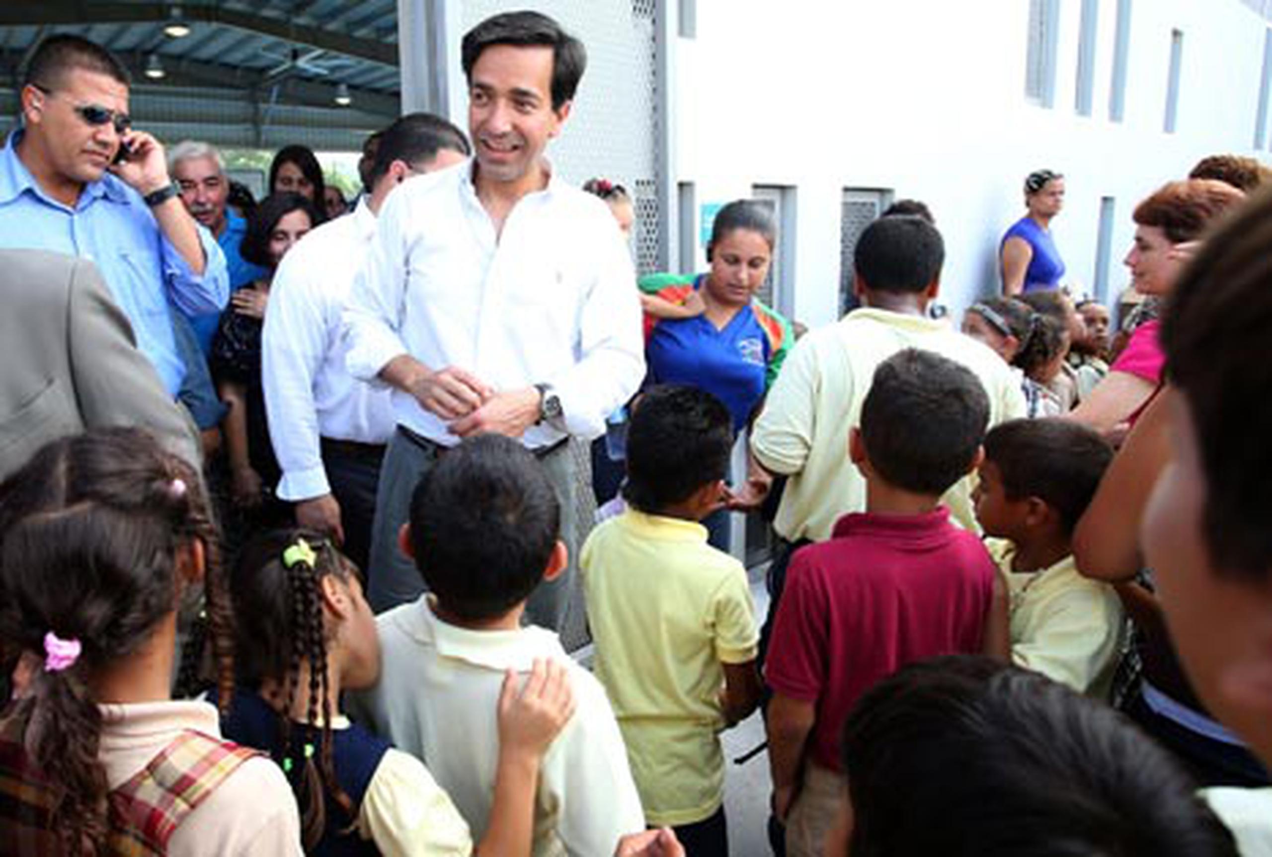 Gobernador visita escuela restaurada en Yabucoa - Primera Hora