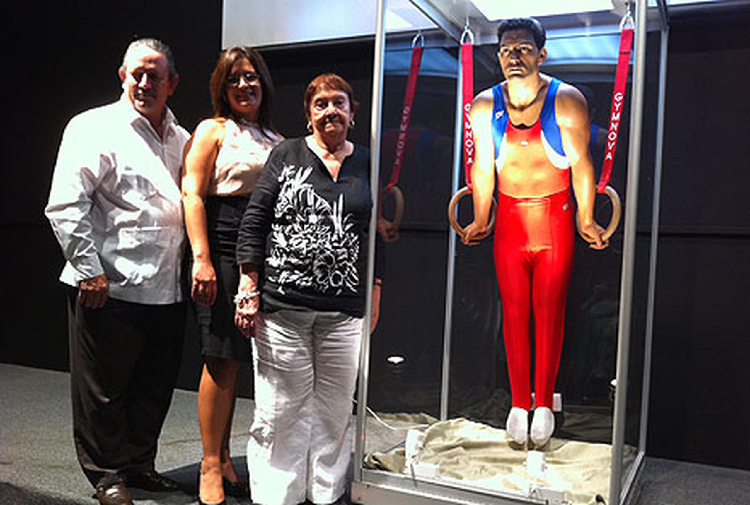 Develan estatua de Diego Lizardi en el Museo del Deporte - Primera Hora