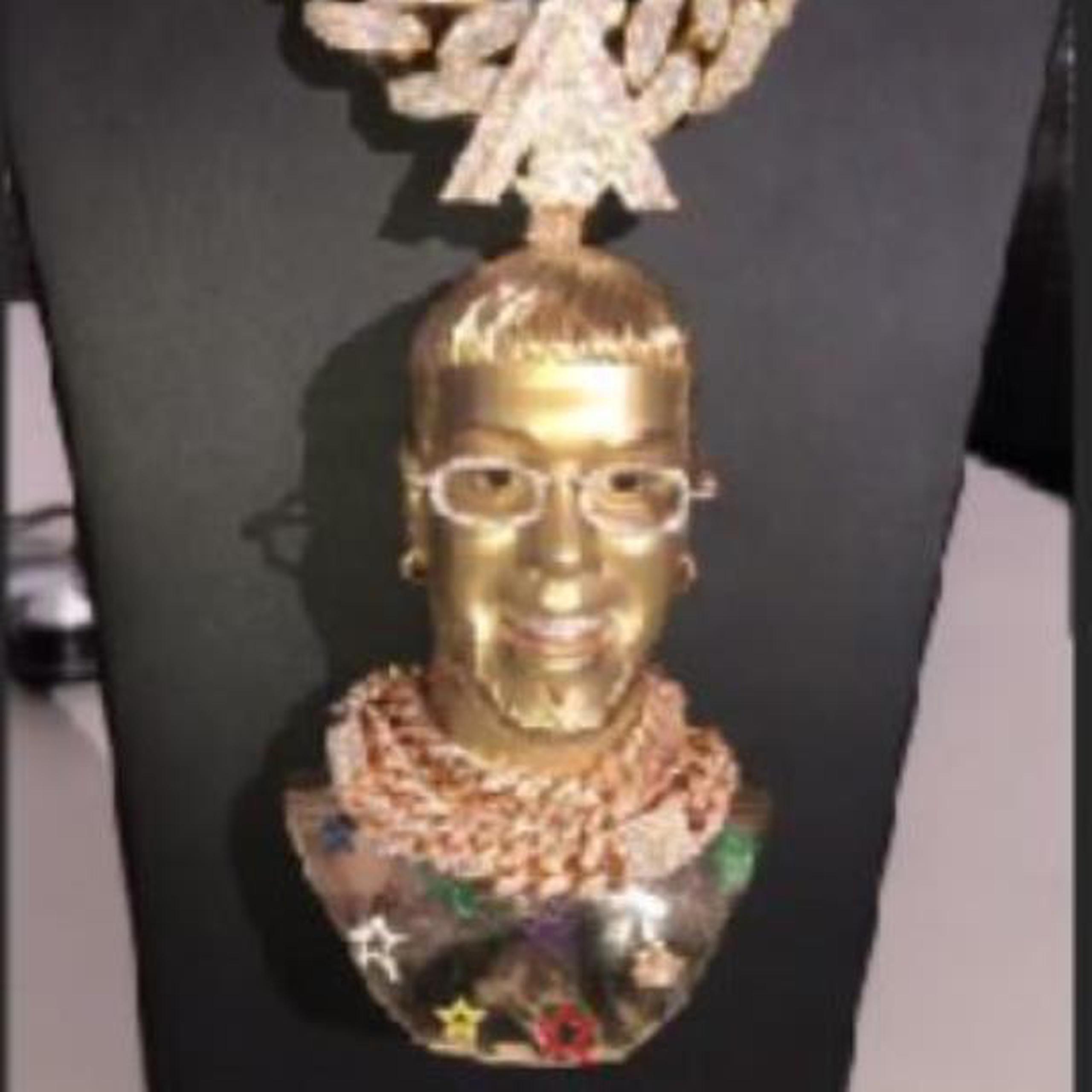 Anuel AA luce cadena creada a su imagen - Primera Hora