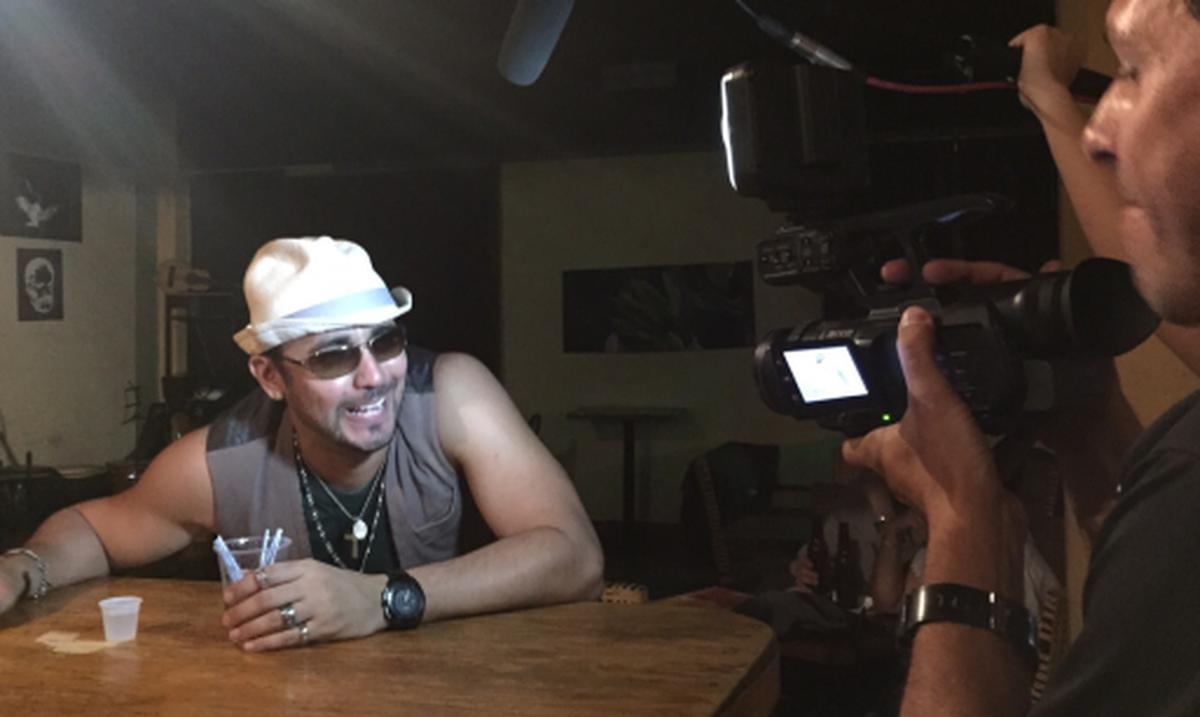 Actor Edwin Emil Moró presenta “Salpicando pa’ no mojar” - Primera Hora