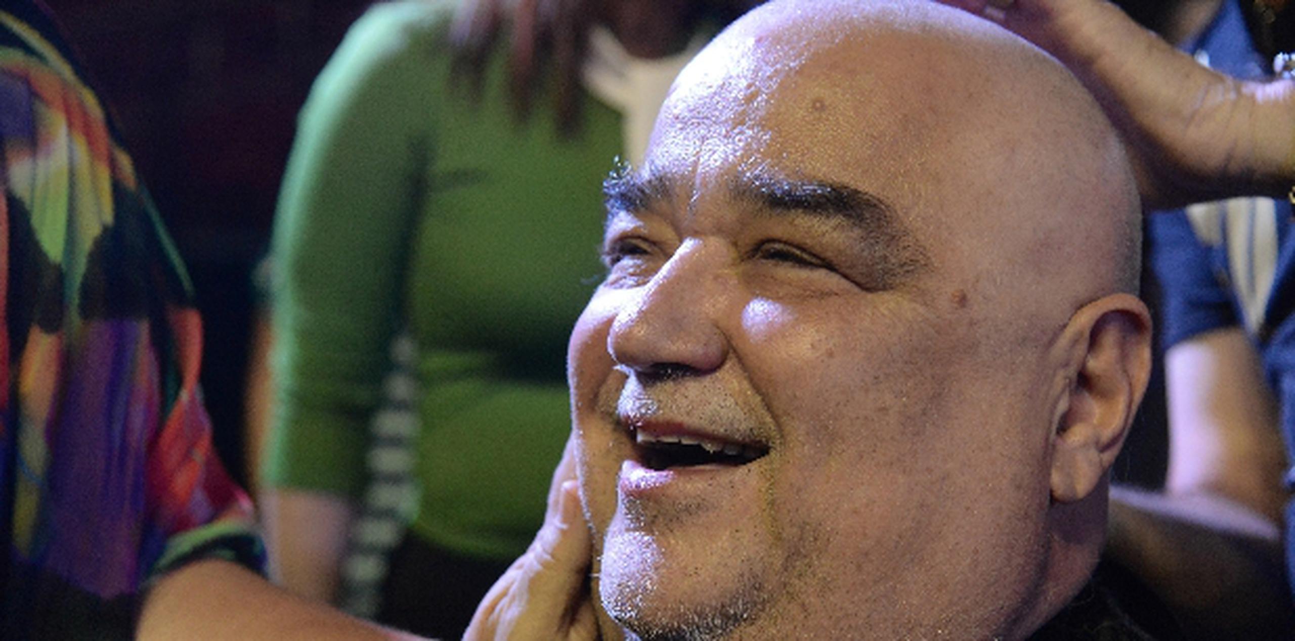 Pereira se queda sin pelo y sin barba en apoyo al CAP-VÍDEO - Primera Hora