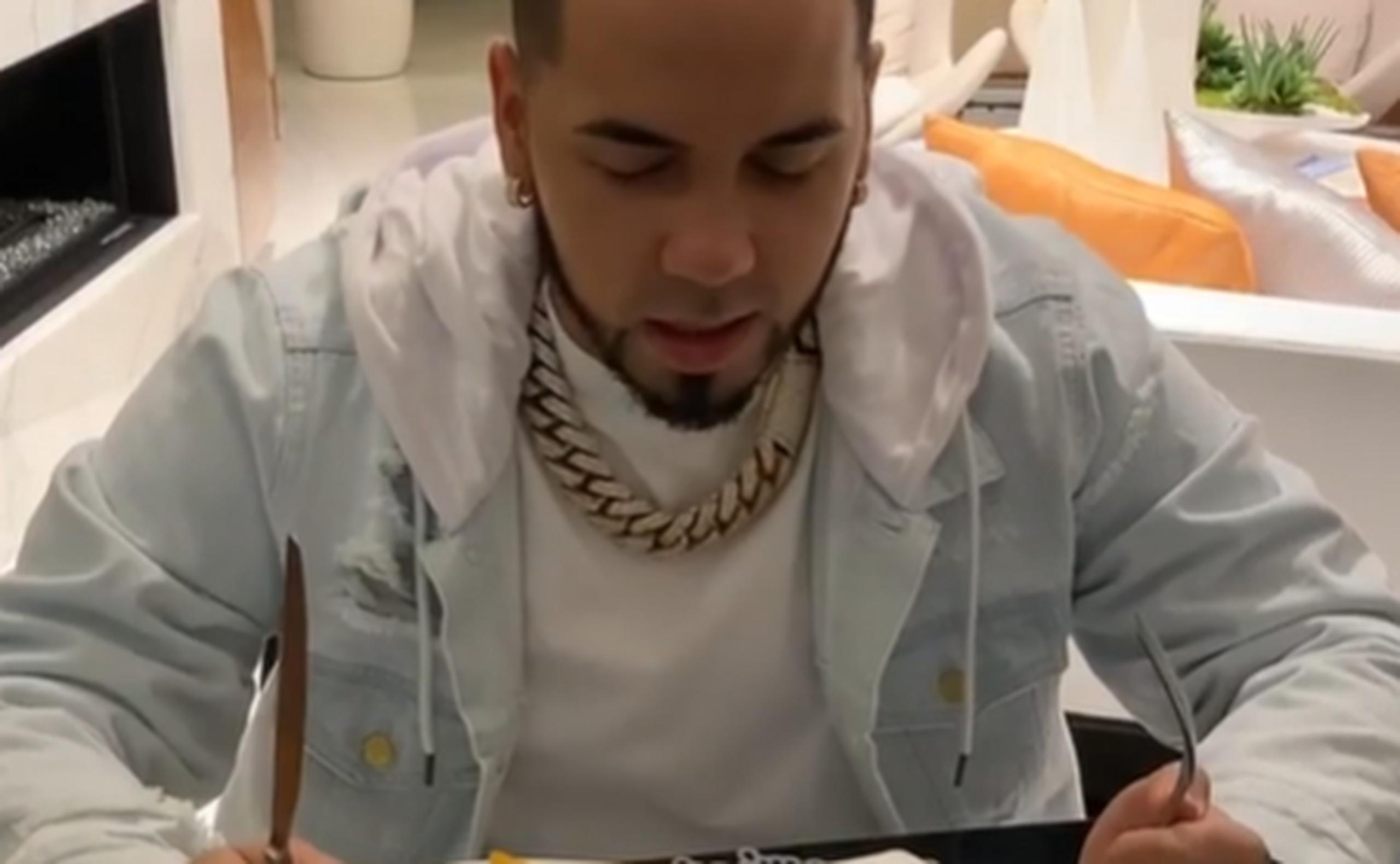 Con nuevo look Anuel AA - Primera Hora