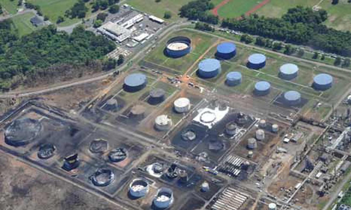 Se extingue el fuego en la antigua refinería Gulf - Primera Hora