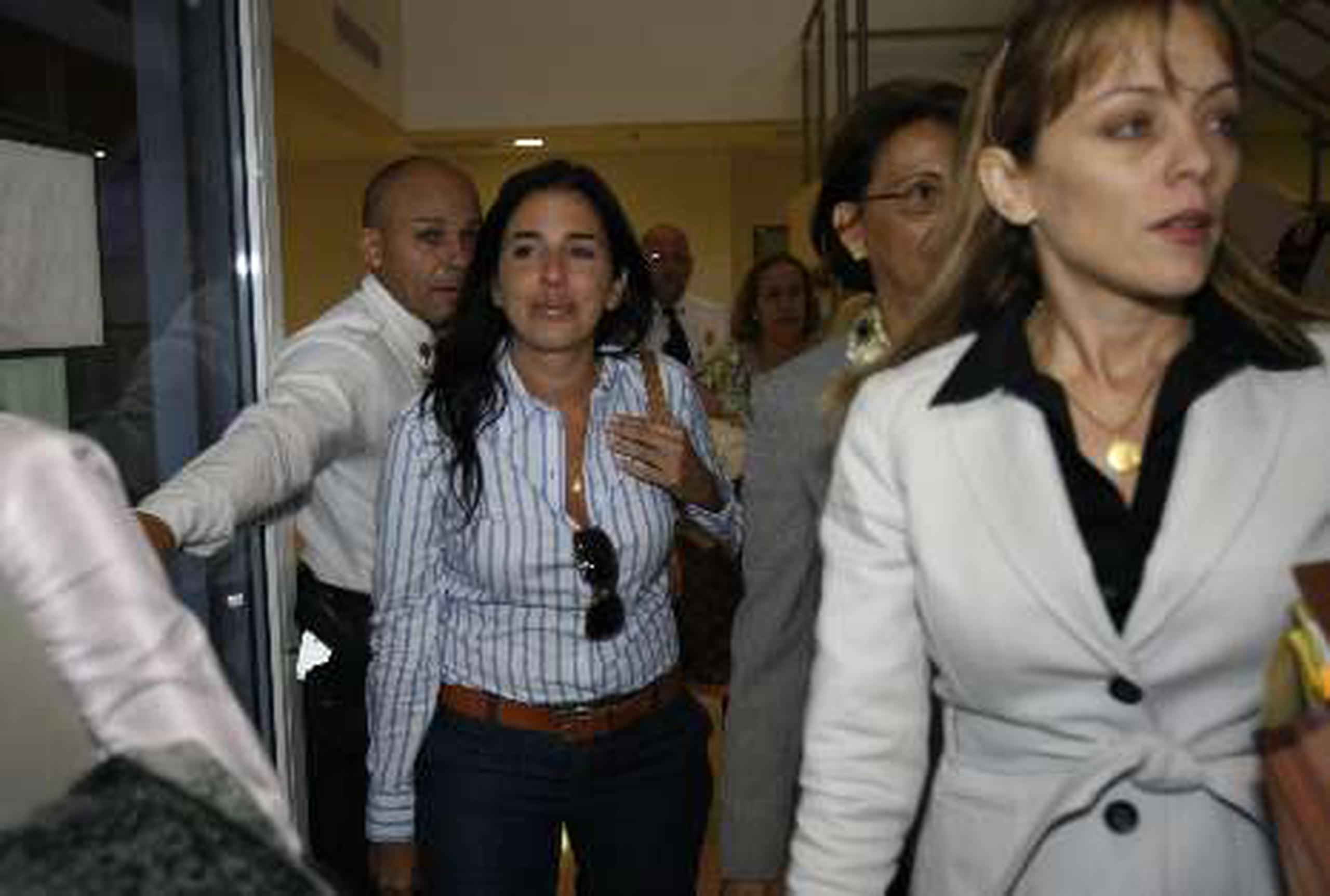 Compás de espera en reencuentro de Ana Cacho y sus hijas - Primera Hora