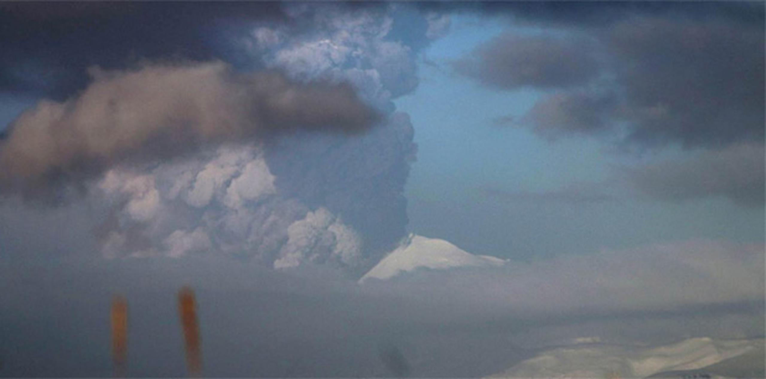 Un volcán entra en erupción en el sureste de Alaska - Primera Hora