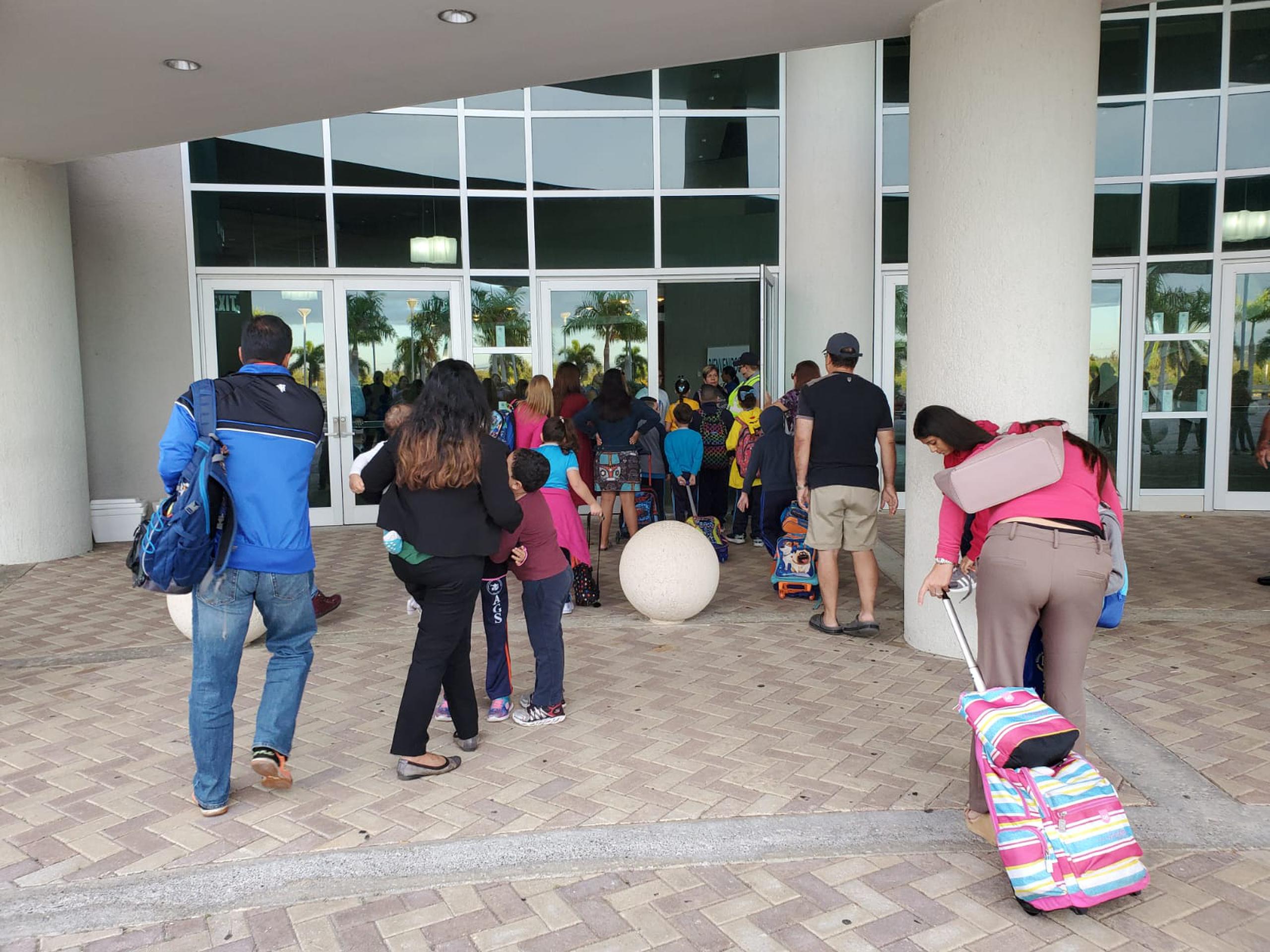 Padres voluntarios abarrotan el complejo ferial en Ponce - Primera Hora