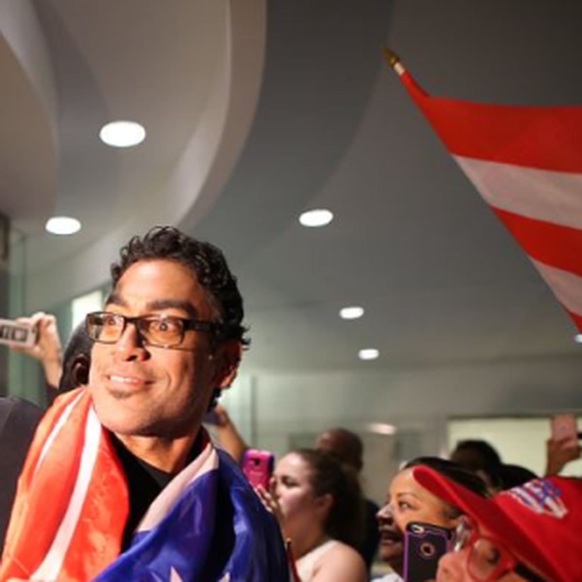 Recibimiento de héroe a Peter Hance - Primera Hora