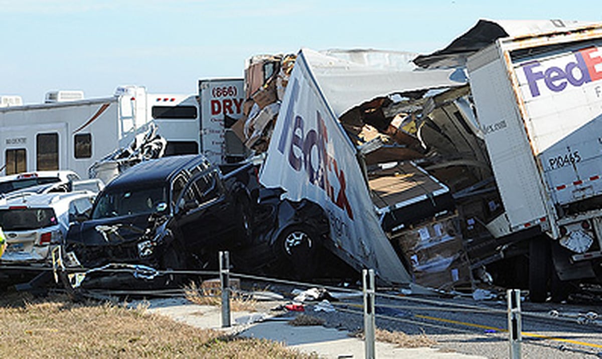 Impresionante choque de 140 carros en Texas deja dos muertos - Primera Hora
