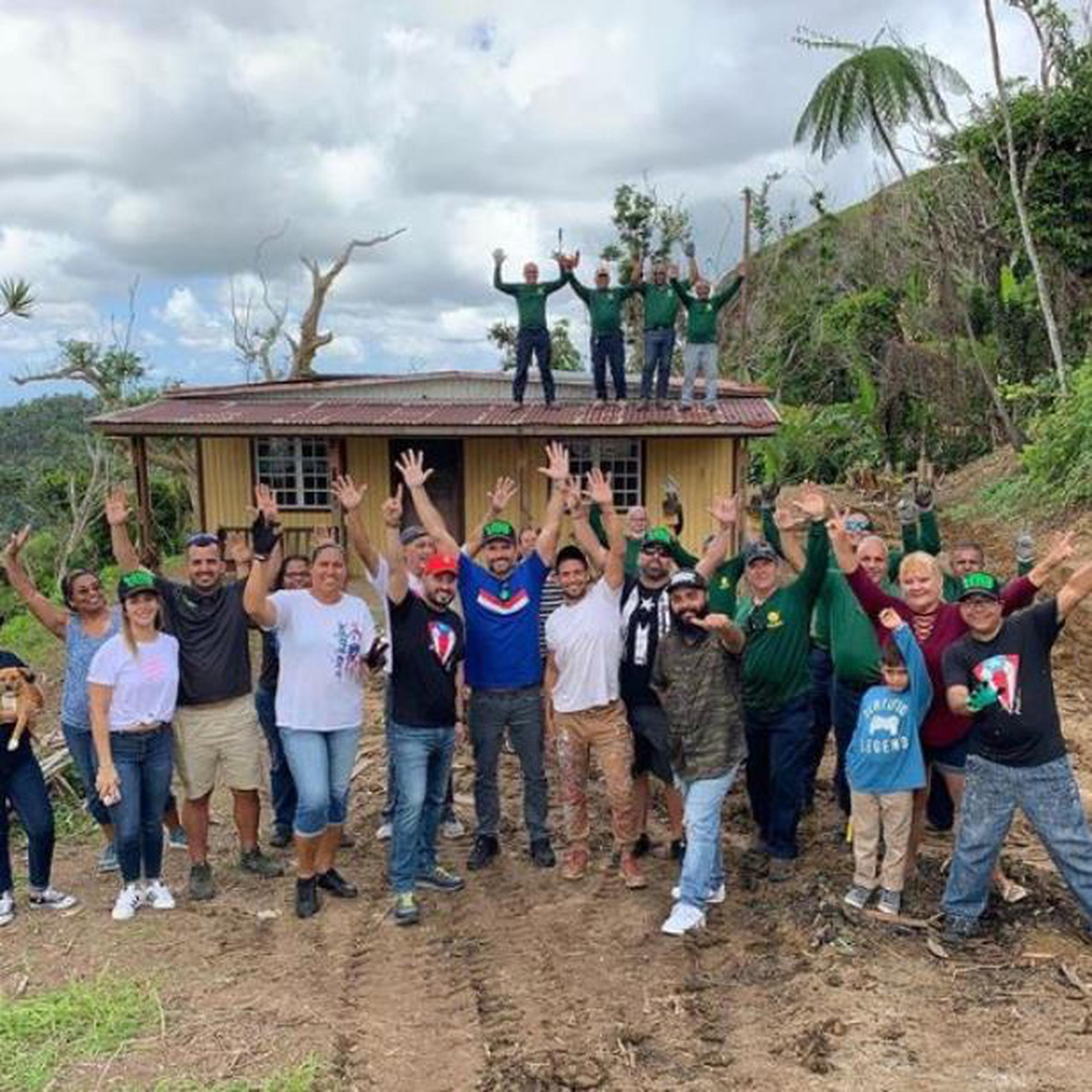 Julián Gil ayuda al muralista de las banderas de Puerto Rico a tener su ...