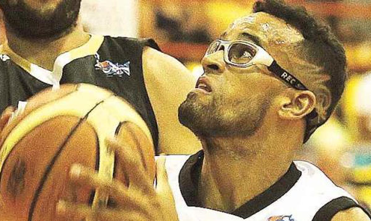 Santeros extienden contrato de Gilberto Clavell - Primera Hora