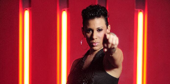 Lisa M protesta frente a restaurante que la expulsó por besar a mujer ...