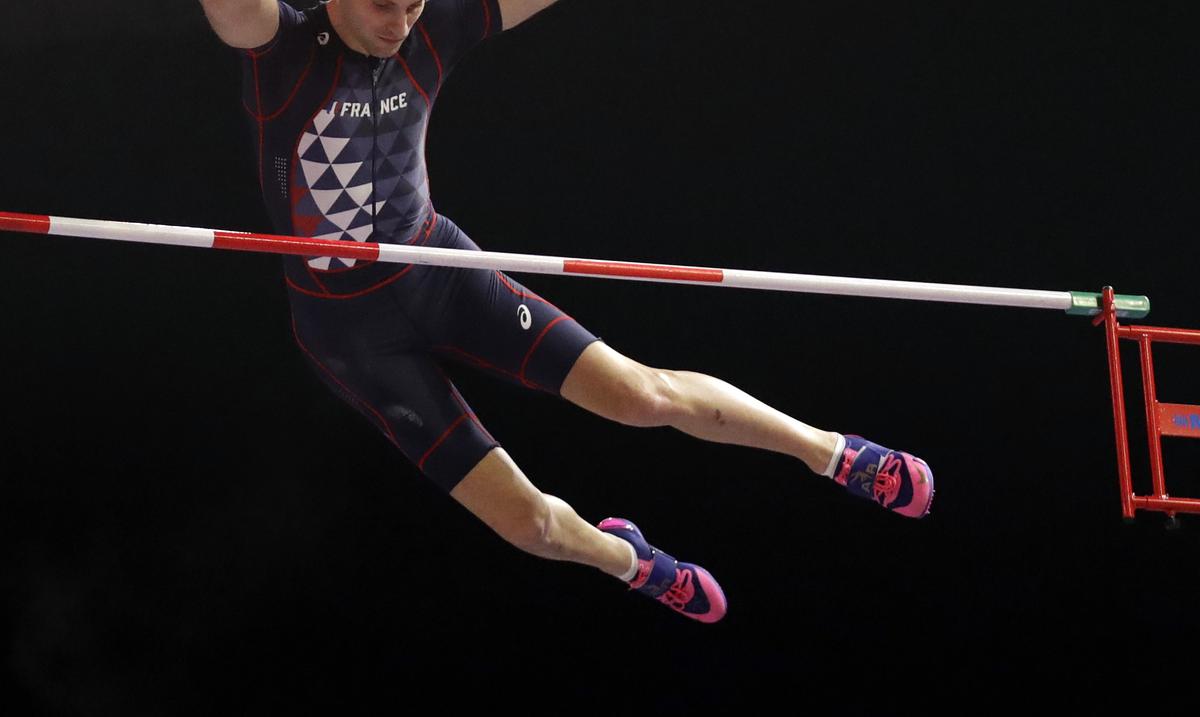 Grandes de la pértiga compiten desde jardines de sus casas - Primera Hora