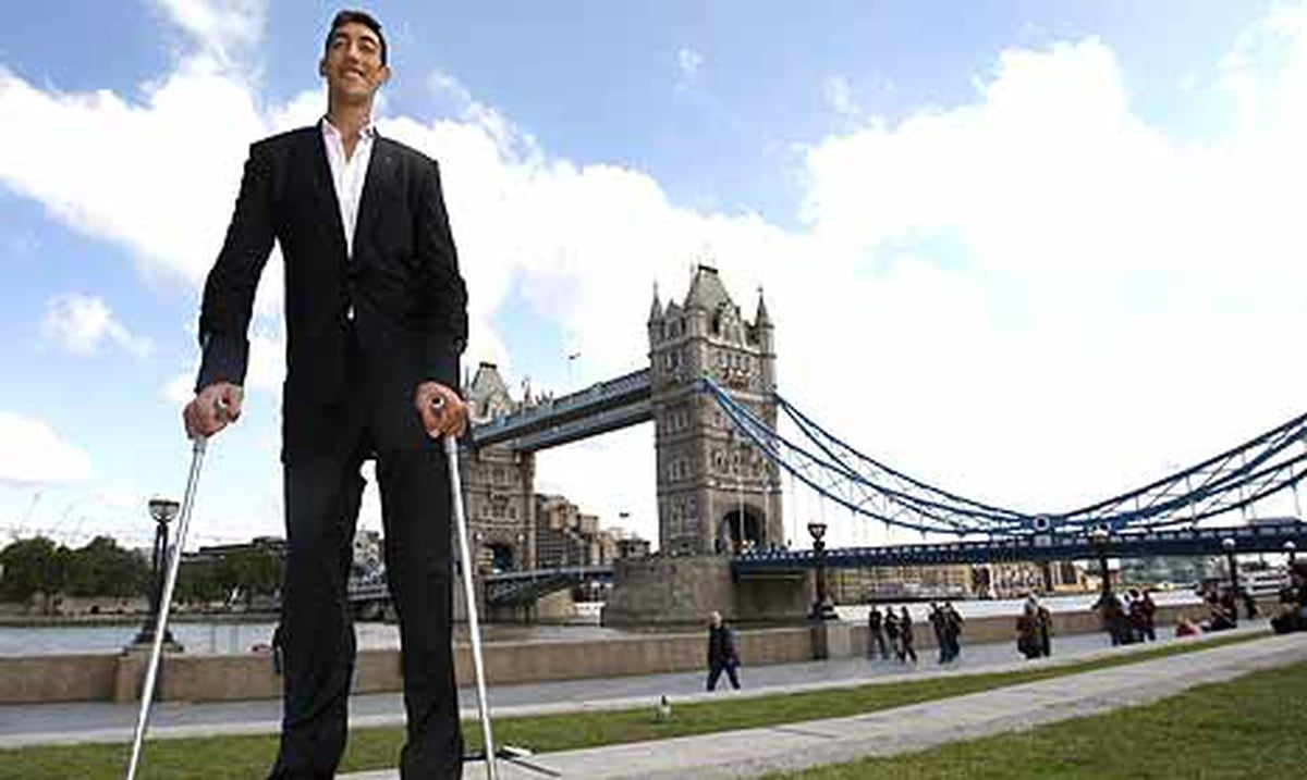 Un turco de 8 pies y 1 pulgada de altura es el hombre más alto del ...