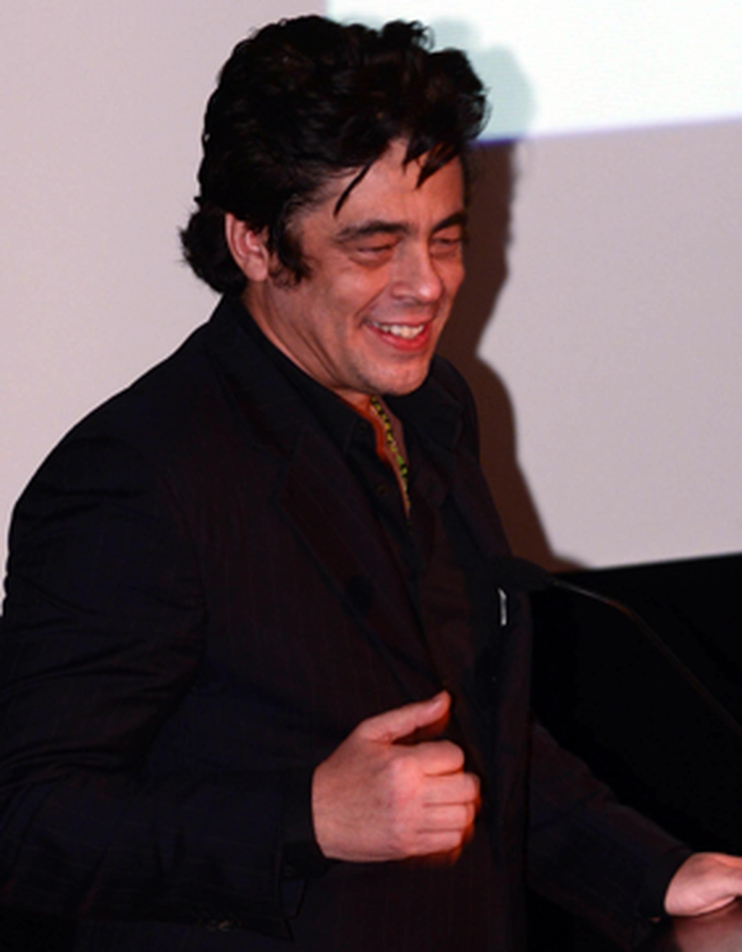 Benicio del Toro inaugura sala de cine en hospital San Jorge - Primera Hora
