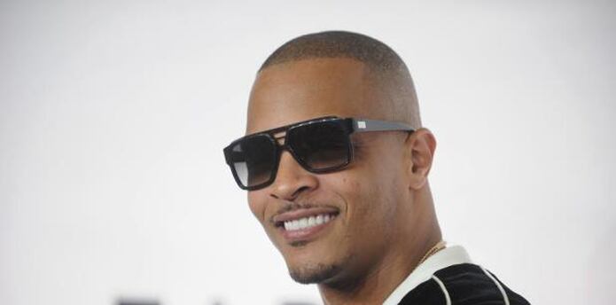 Rapero T.I. arrestado afuera de su barrio cercado - Primera Hora