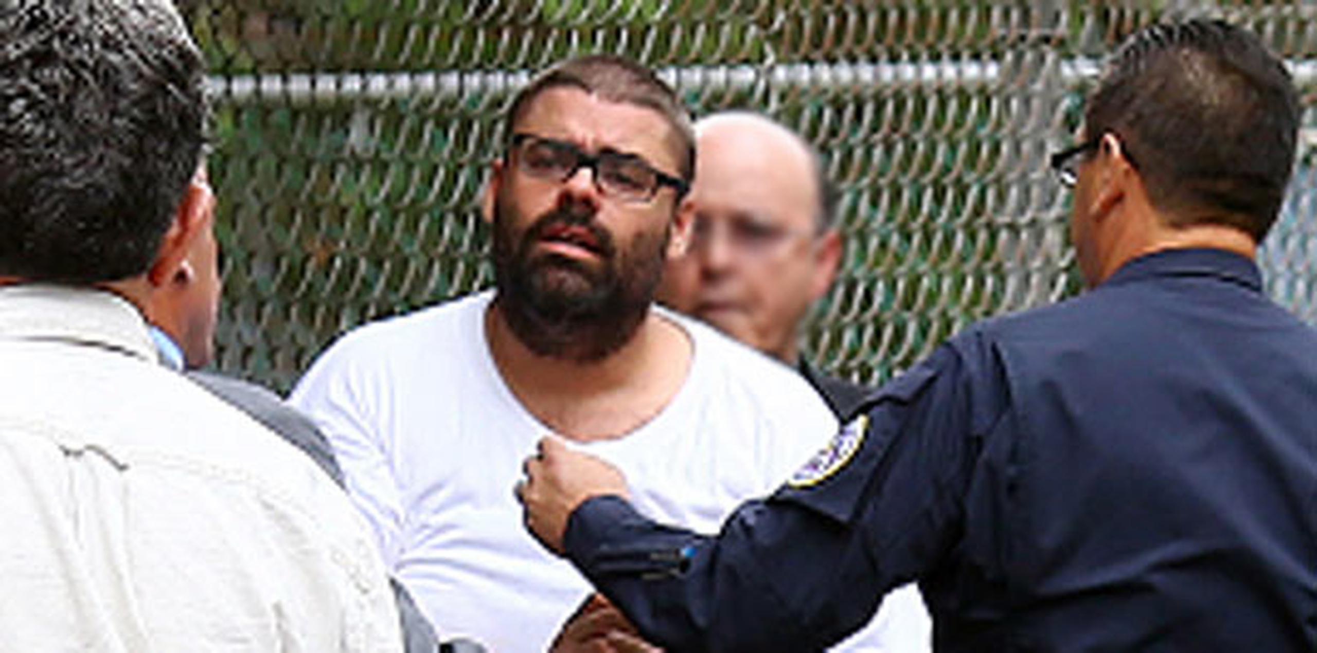 Mangan a hijo de Andrés Jiménez con celular en el recto - Primera Hora