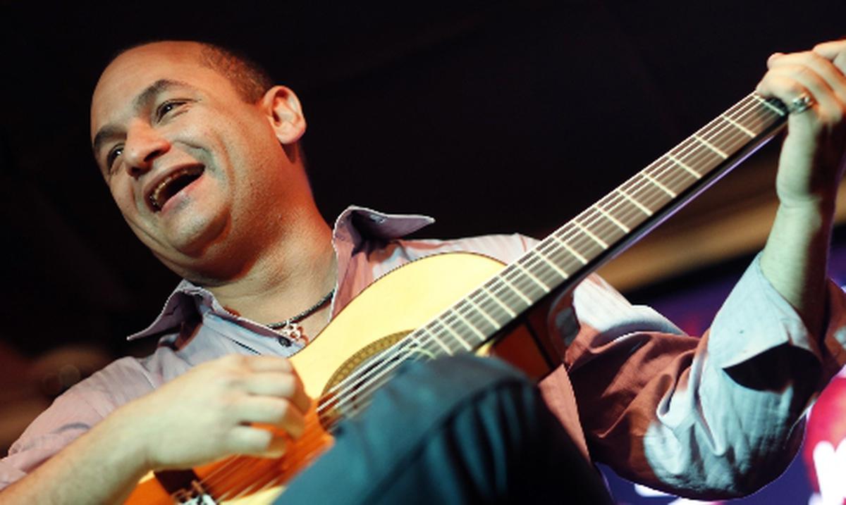 Ramón Luis Nieves: Un tipo que toca y canta-VÍDEO - Primera Hora