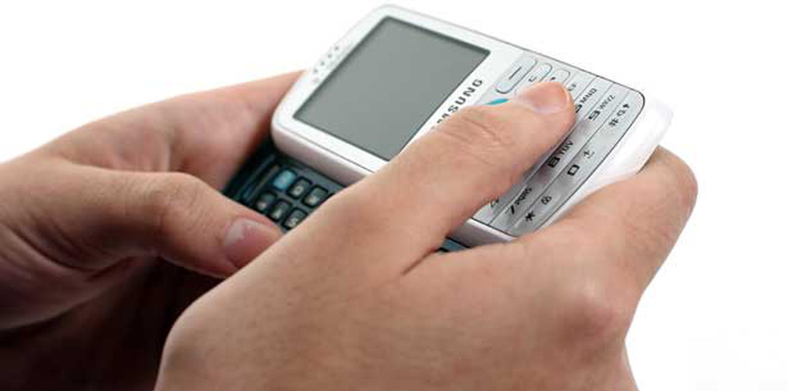 Peligroso textear mientras caminas - Primera Hora