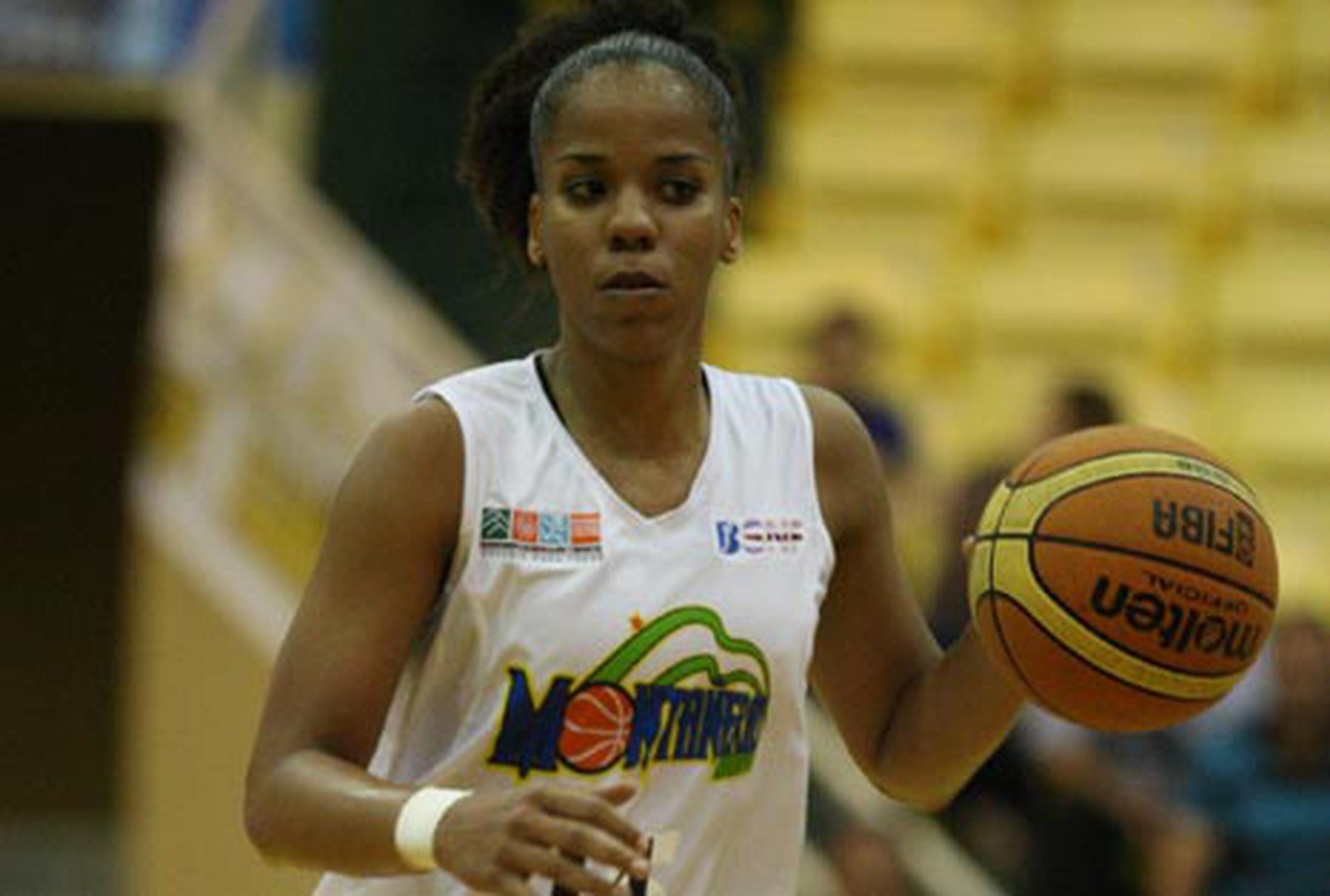 Mari Placido complace con su puntería en el baloncesto femenino ...