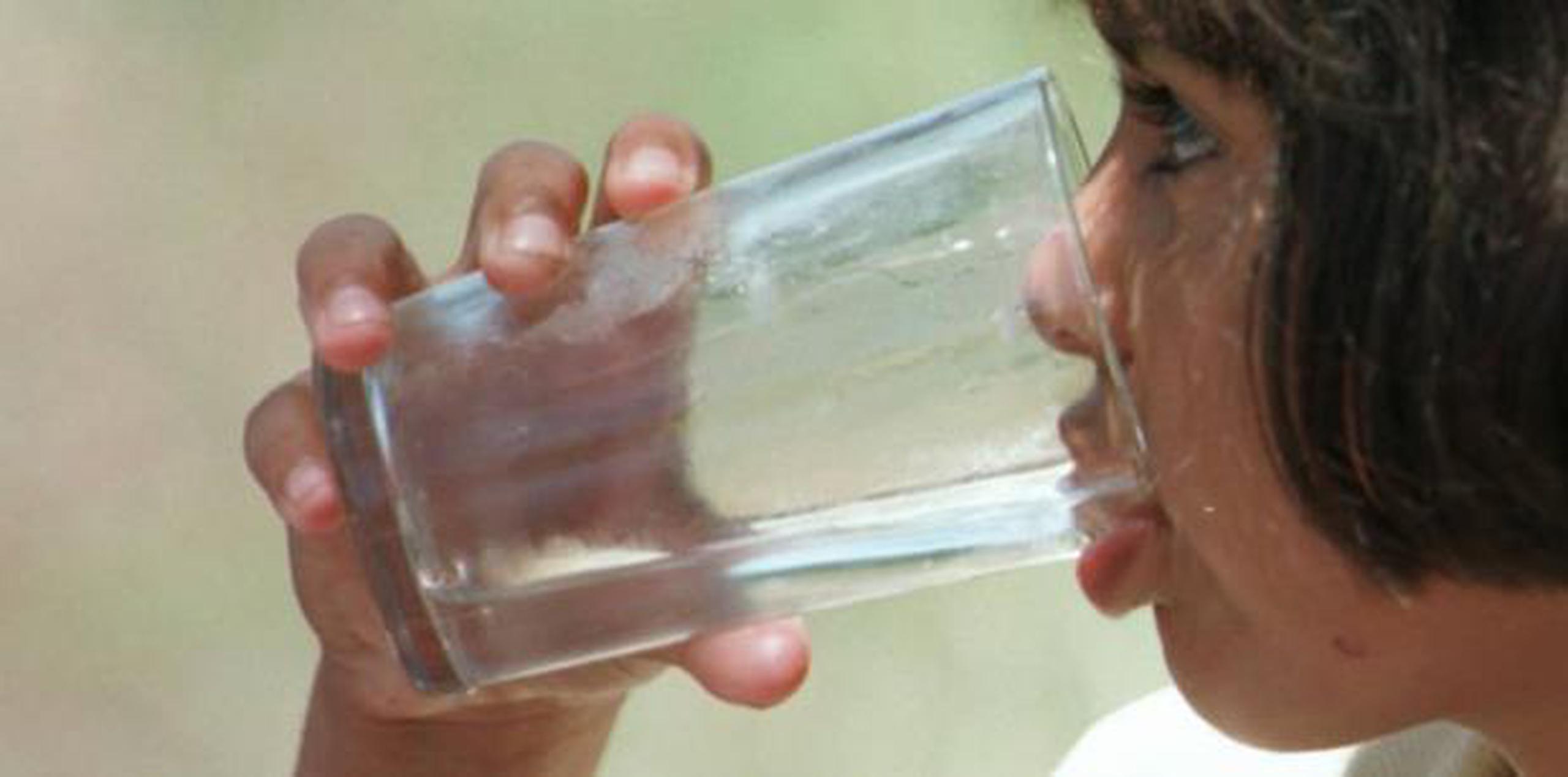 ¿Vaso de agua o vaso con agua? - Opinión - Primera Hora