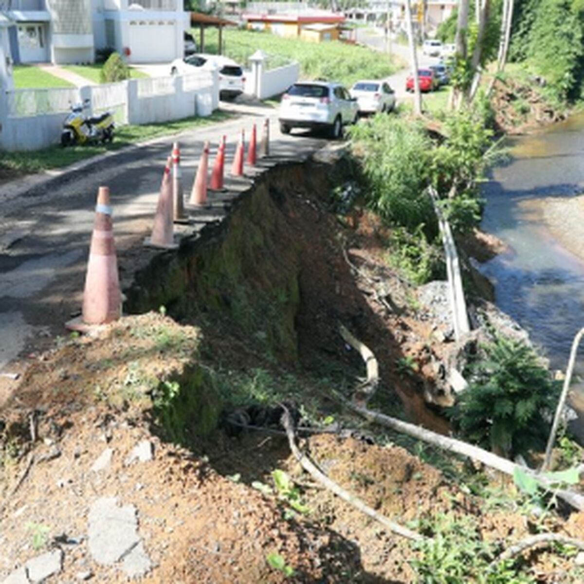 Al borde del derrumbe una comunidad en Corozal - Primera Hora