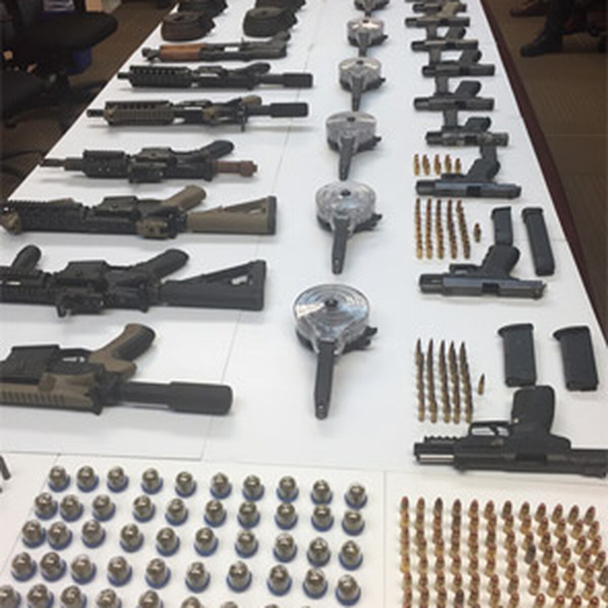 Incautan importante cargamento de armas y drogas en San Juan - Primera Hora