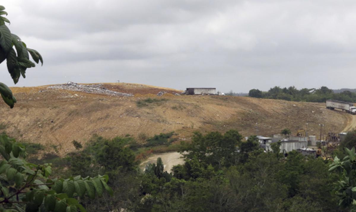 Vertederos desbordados y toneladas de basura líquida amenazan a la Isla ...