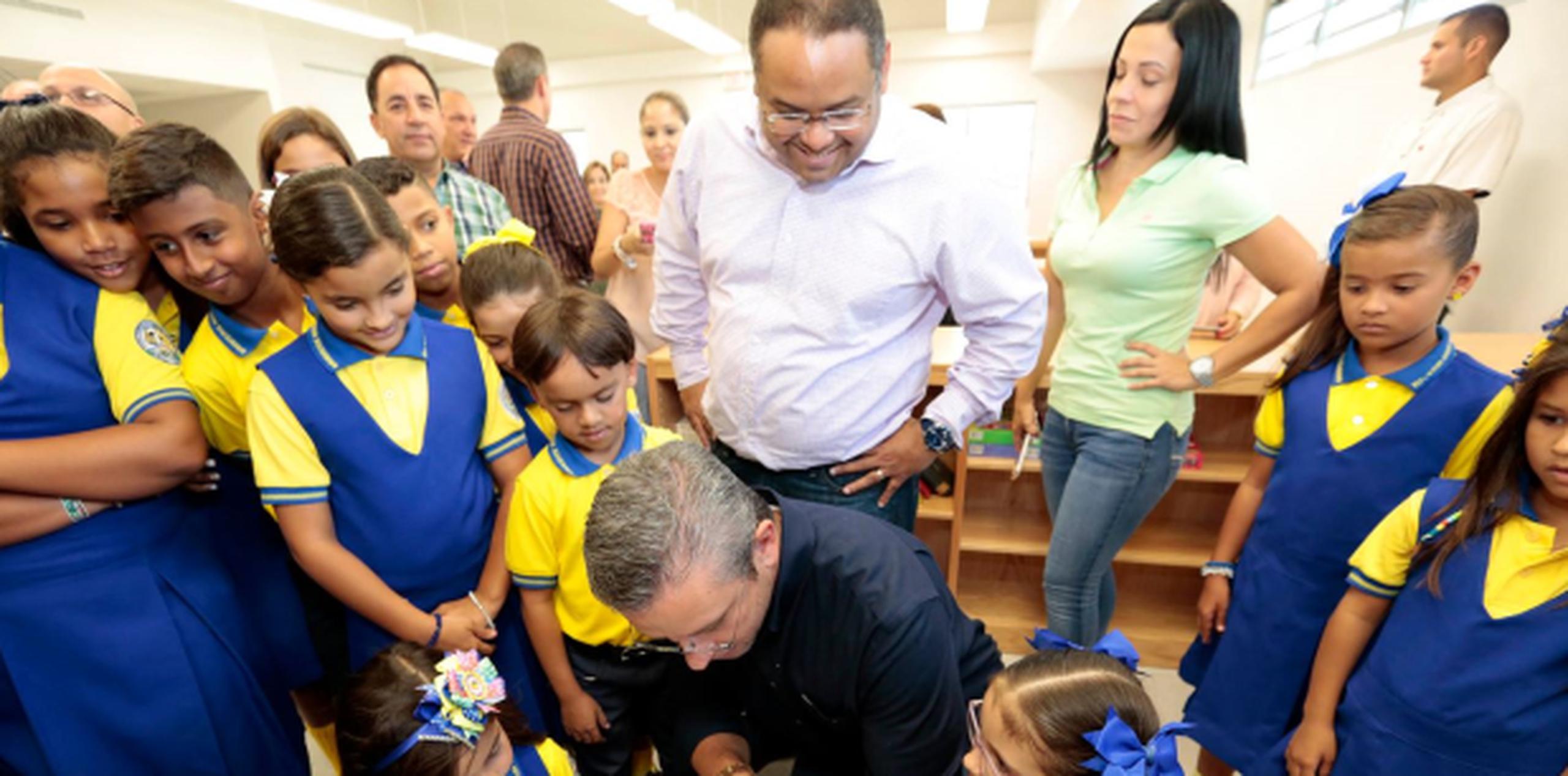 García Padilla regala cientos de computadoras - Primera Hora