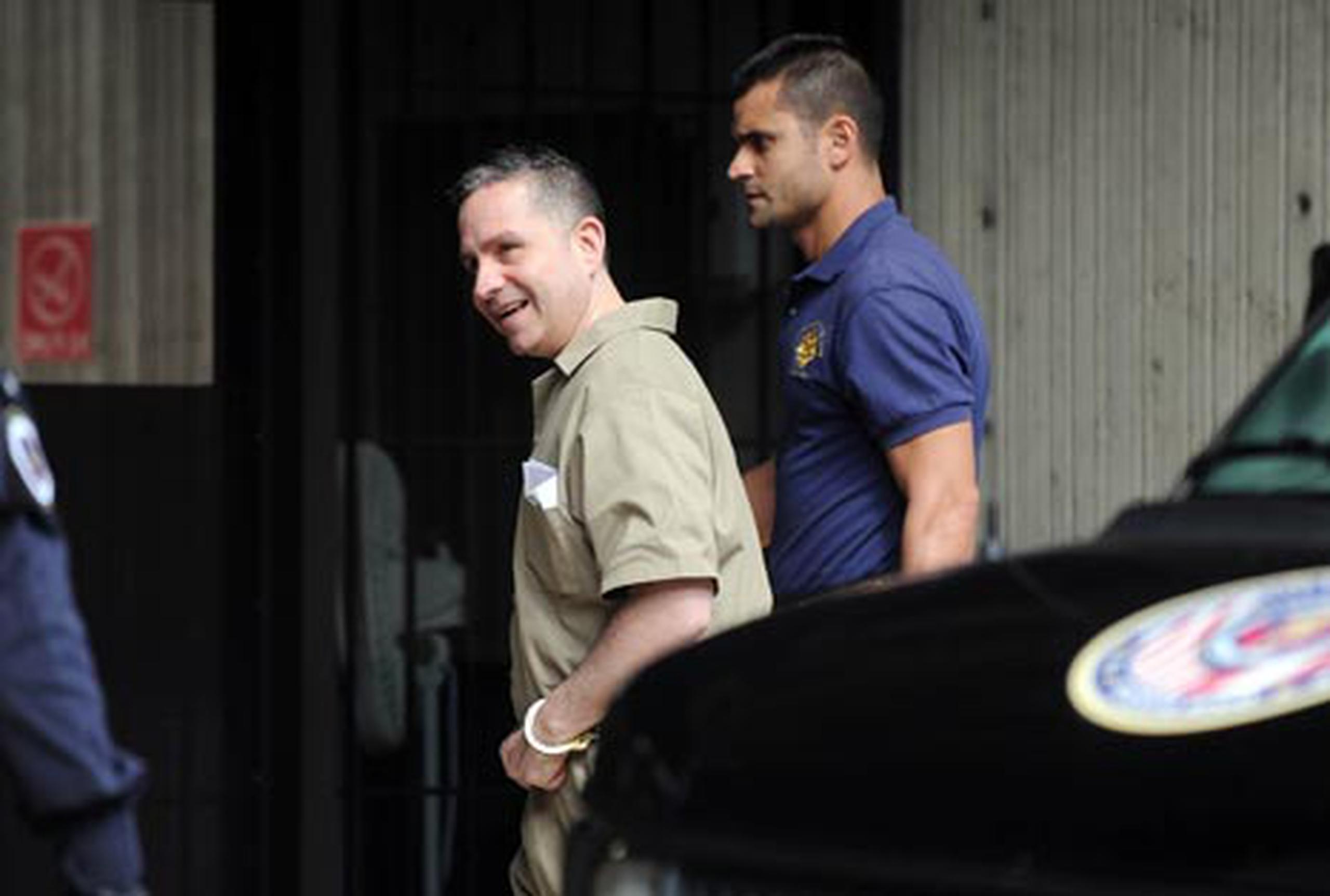 Jorge De Castro Font regresa sonriente a corte - Primera Hora