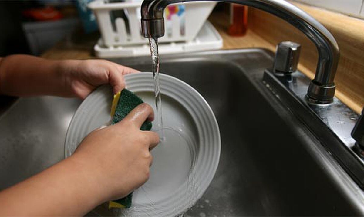 Fregar es bueno para relajarse - Primera Hora