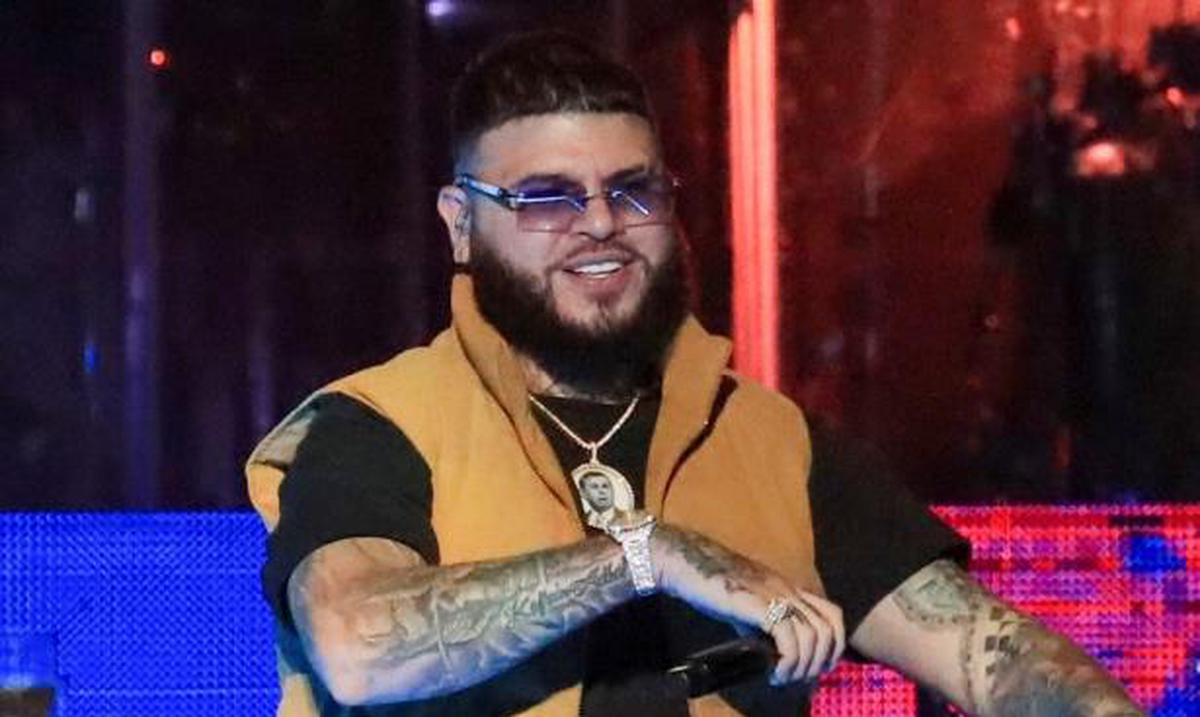 Mira de quién es la imagen que lleva Farruko en su medallón - Primera Hora