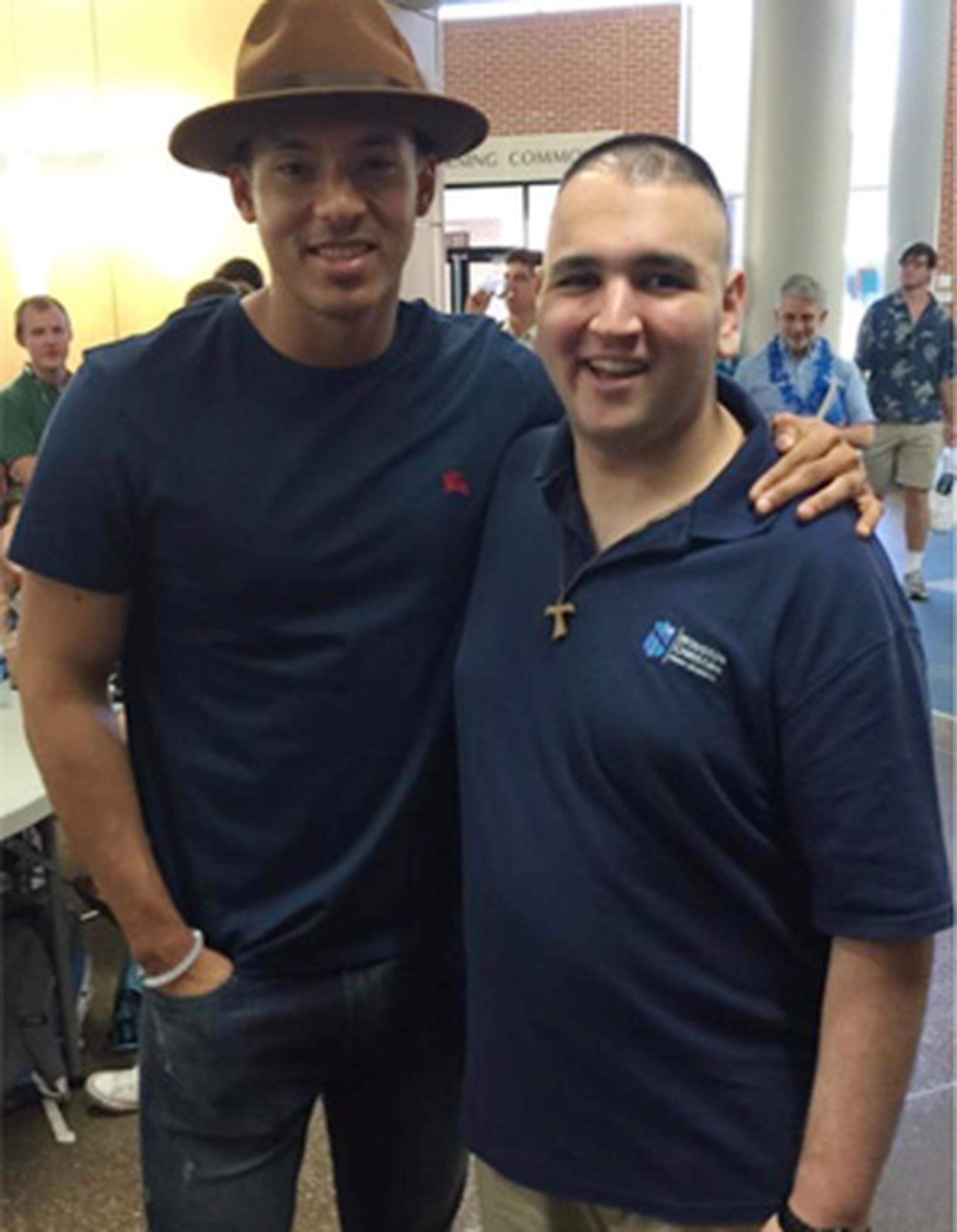 Carlos Correa le celebra cumpleaños a un fanático - Primera Hora