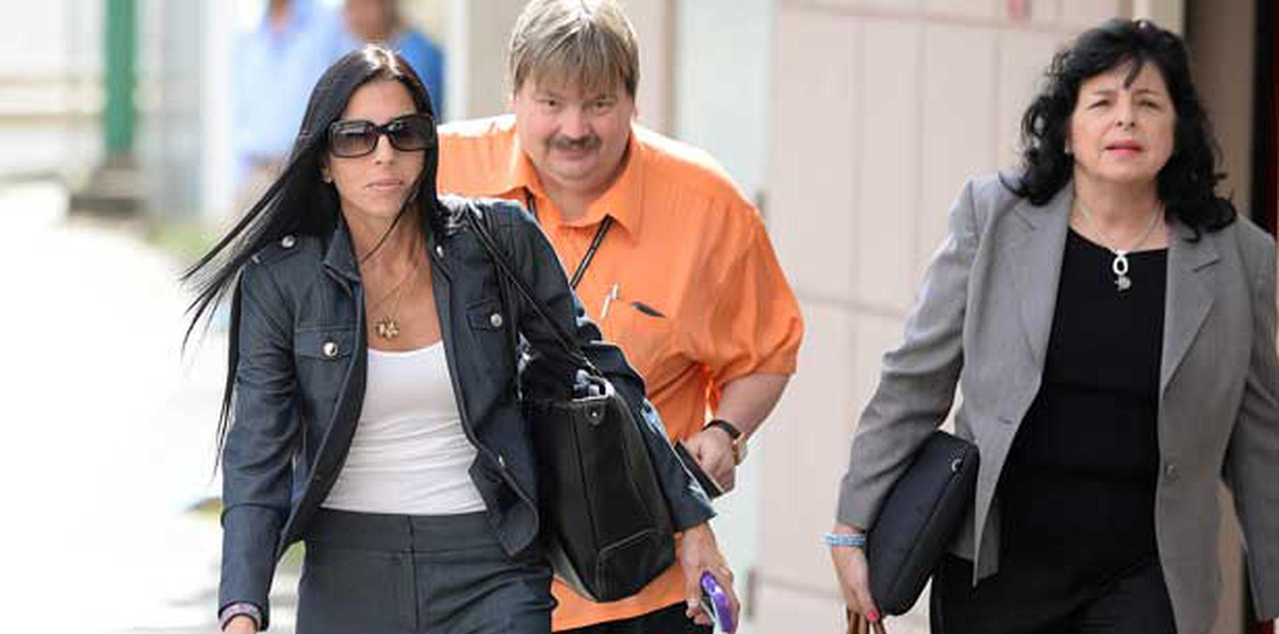 Ana Cacho sale sin emitir comentarios de la vista para ver a sus hijas ...